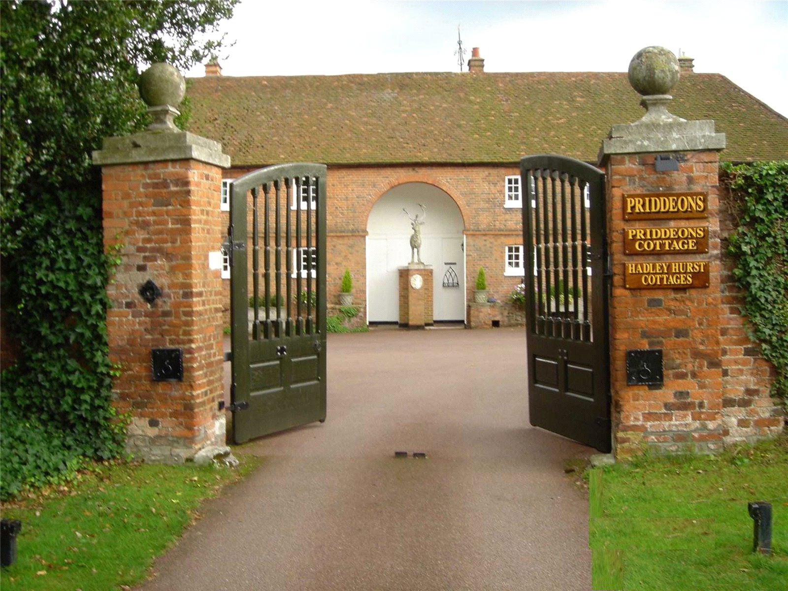 Hadley Common, Barnet | Statons